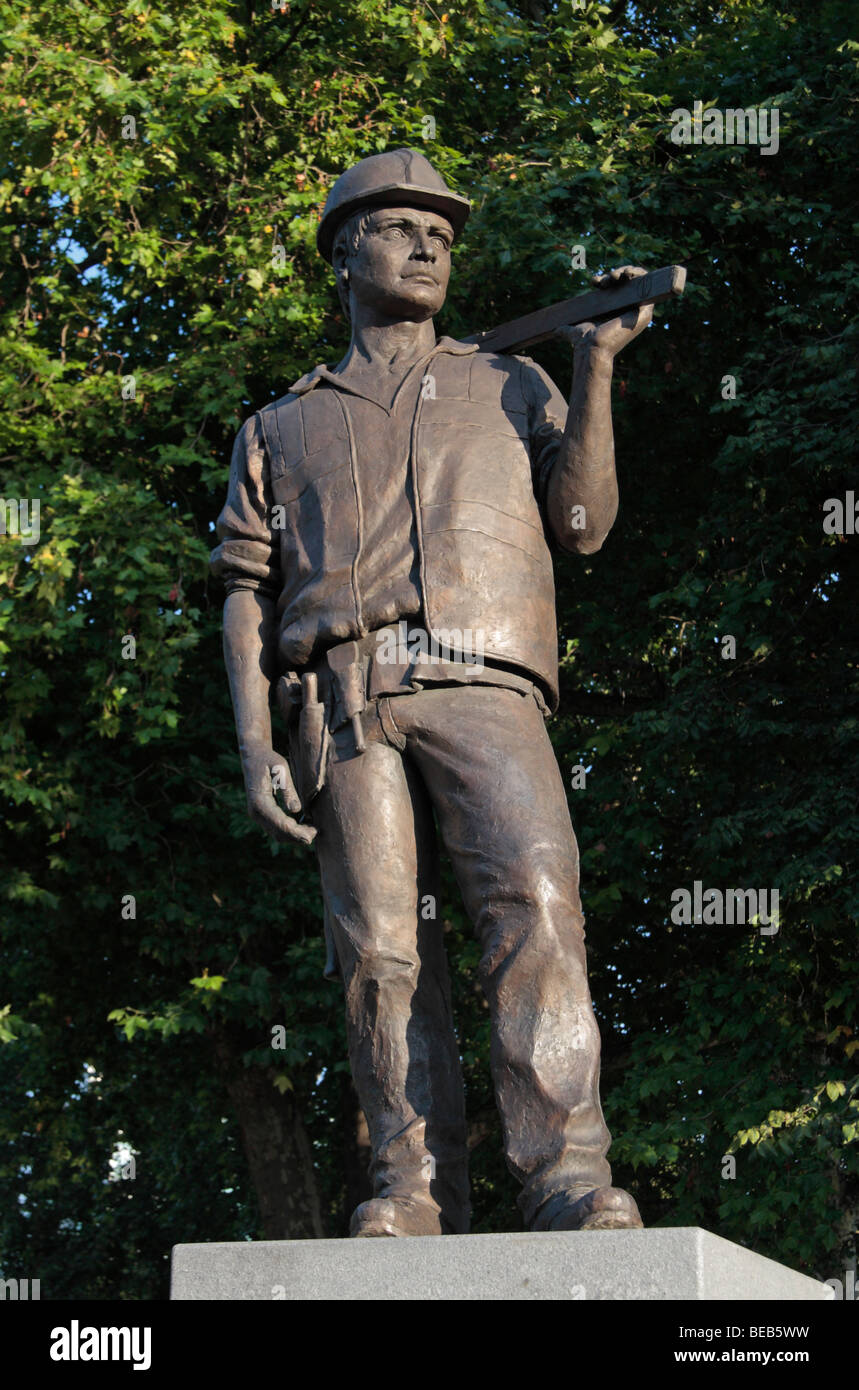 Statue of construction worker hi-res stock photography and images - Alamy