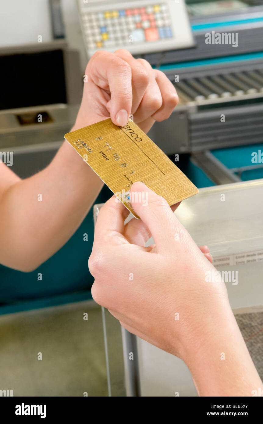 Checkout supermarket security hi-res stock photography and images - Alamy