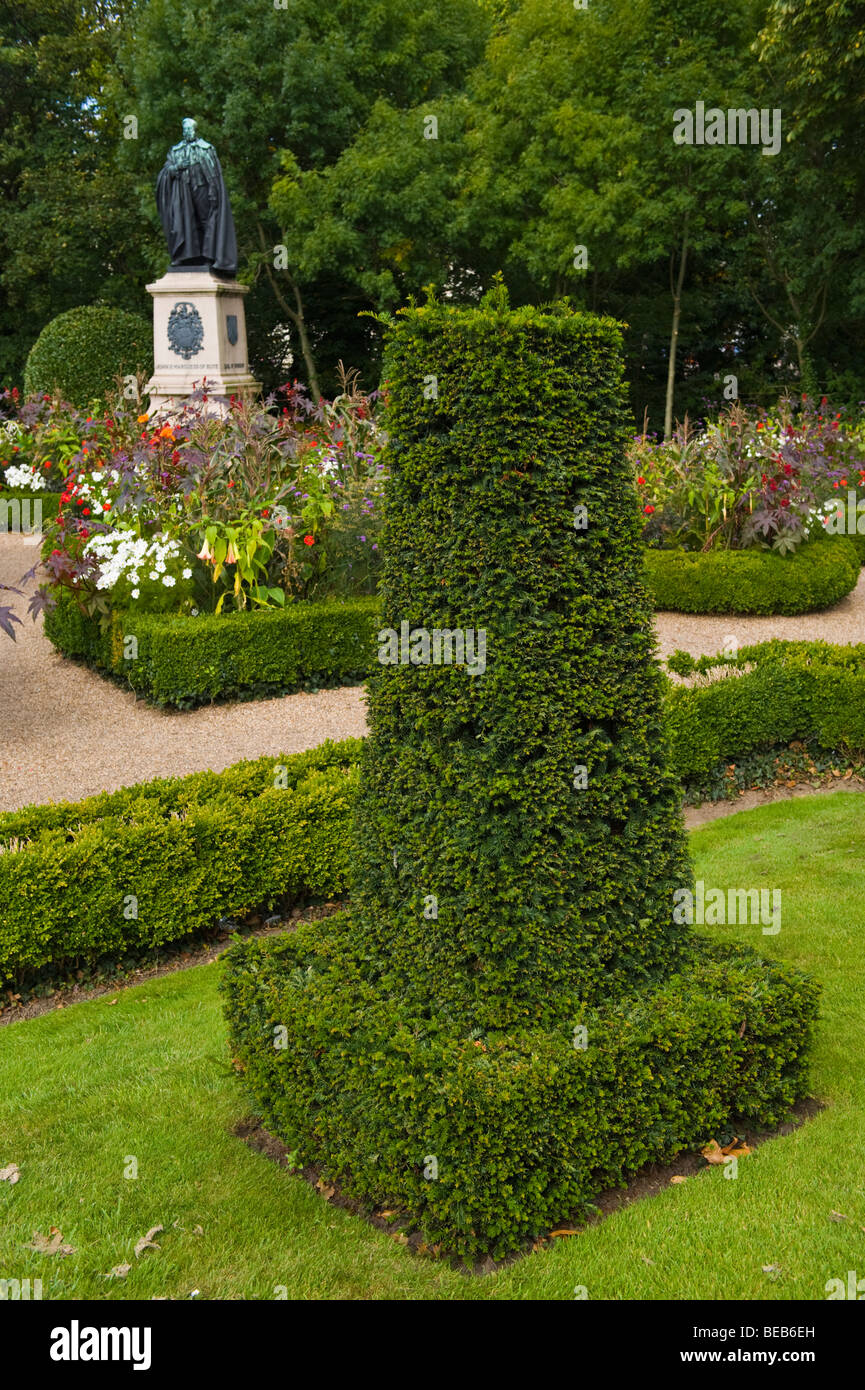 Yew topiary hi-res stock photography and images - Alamy