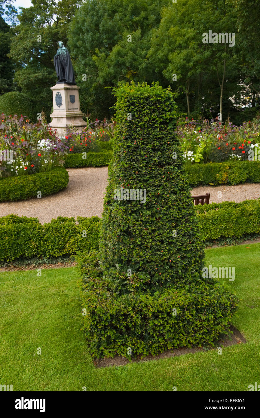 Topiary hedge yew lawn hi-res stock photography and images - Alamy