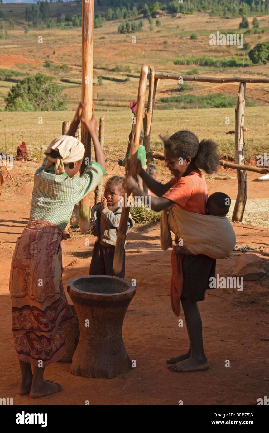 Child with pestle and mortar africa hi-res stock photography and images ...