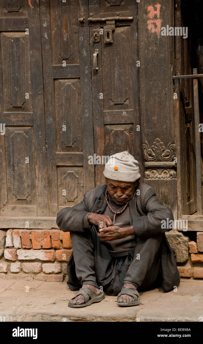 Old man counting pennies hi-res stock photography and images - Alamy