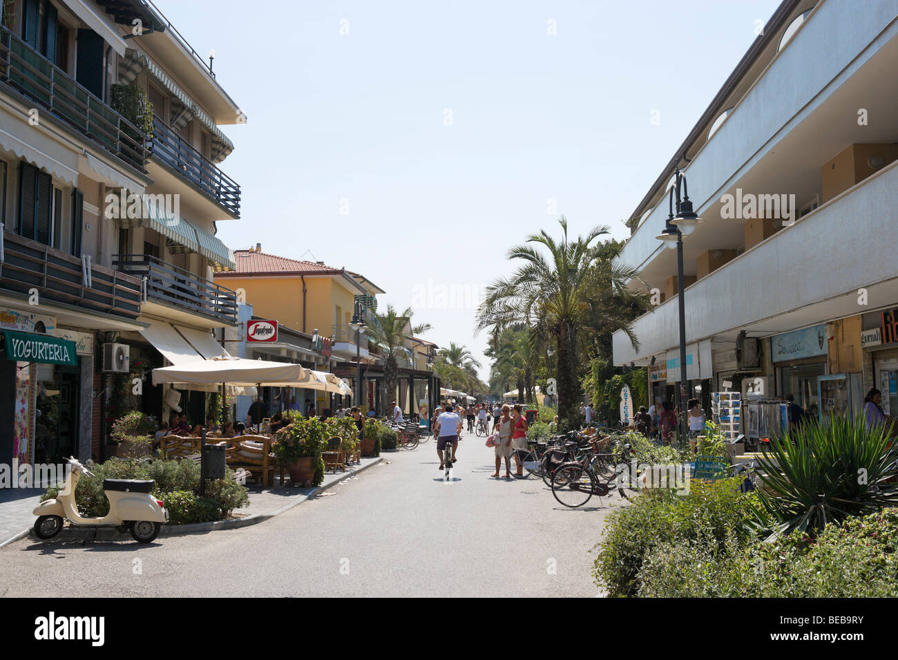 Shops on Via Versilia in the town centre, Marina di Pietrasanta, Tuscan ...