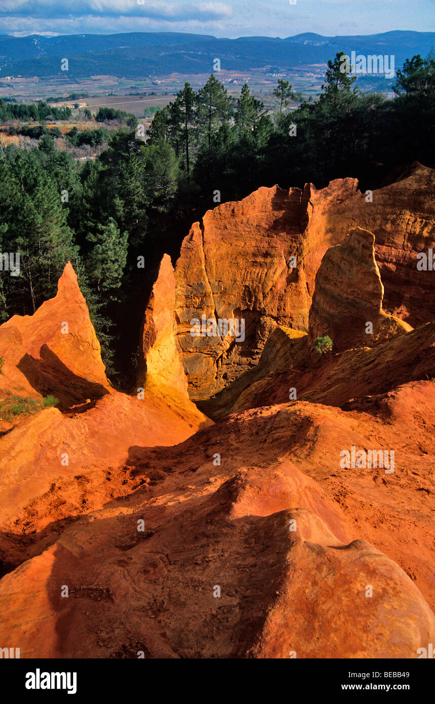The amazing colourful Ochre Cliffs at Roussillon in Provence Stock ...