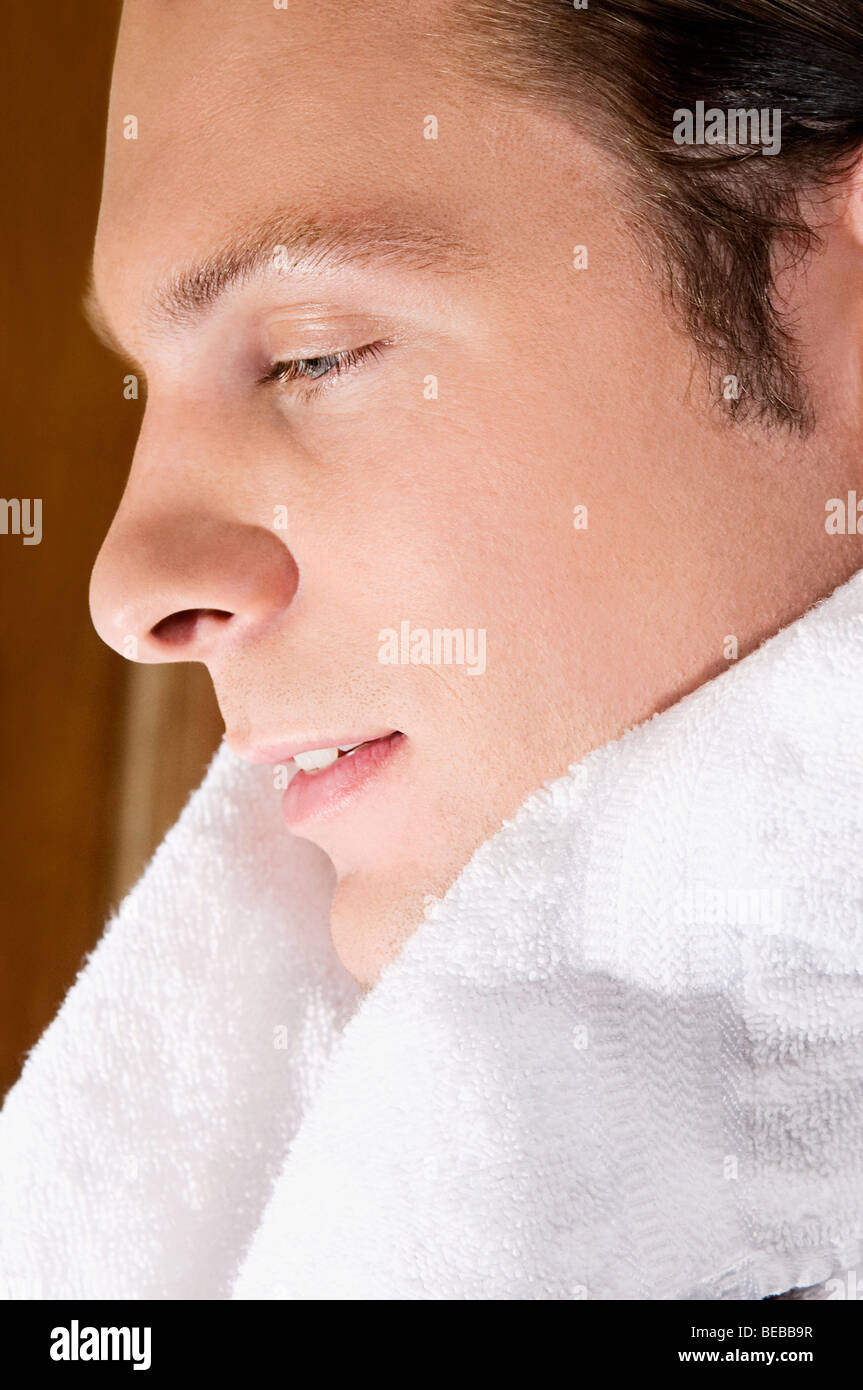 Towel around shoulder hi-res stock photography and images - Alamy