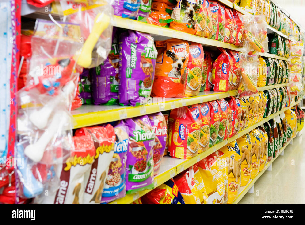 Packaged food on shelves hi-res stock photography and images - Alamy