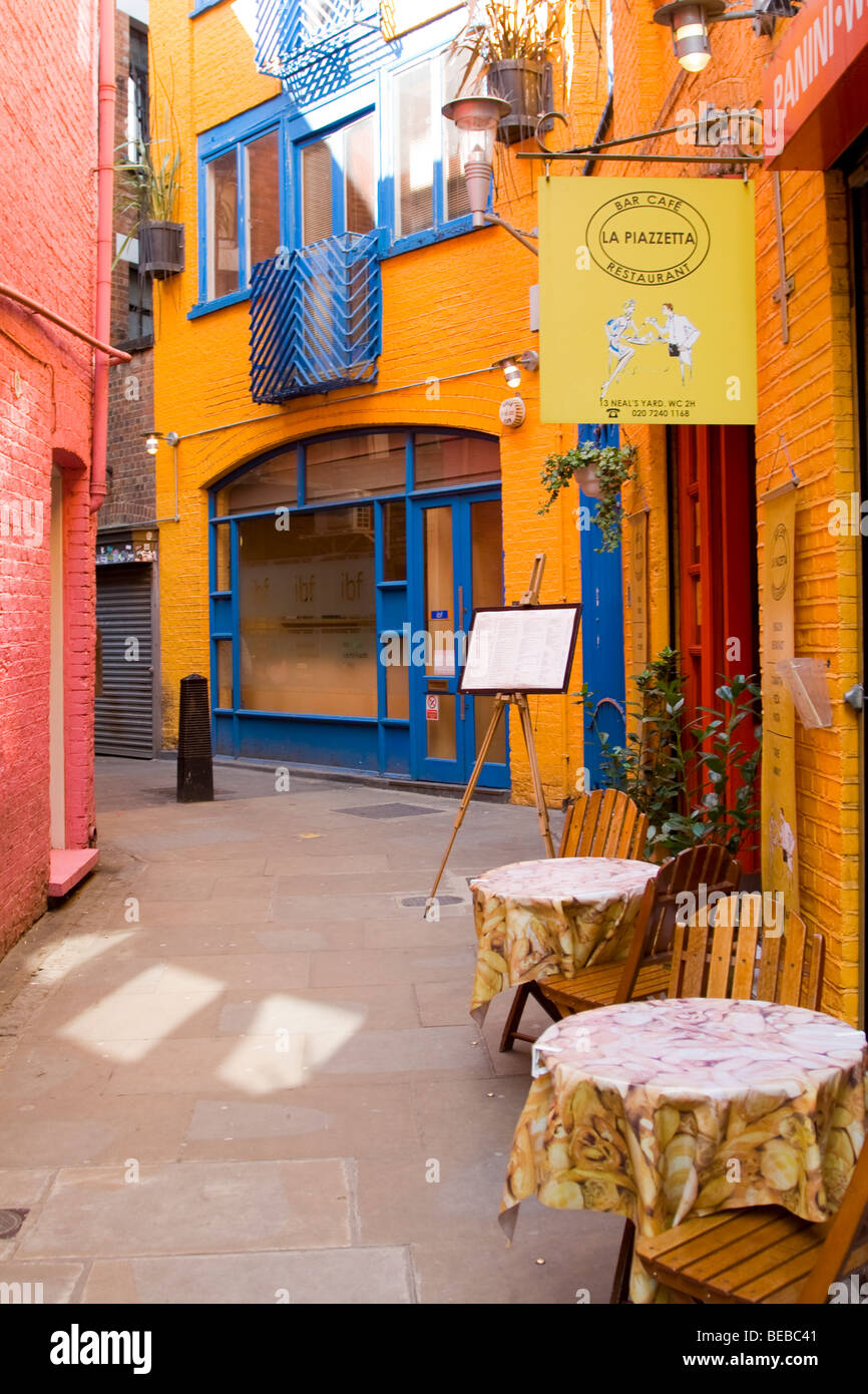 Cafe scene in Neil's Yard London Stock Photo - Alamy