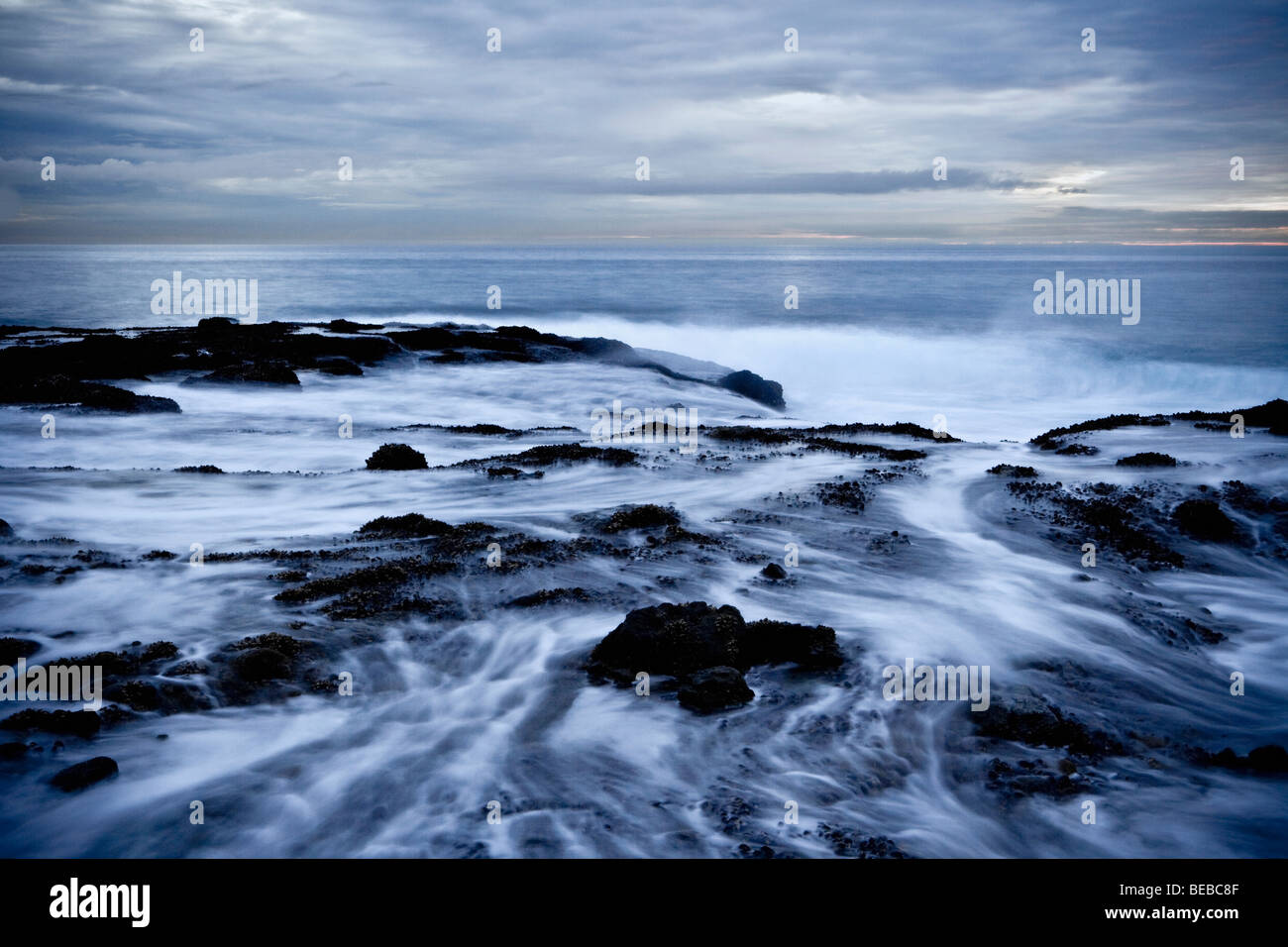 Wave flowing through rocks hi-res stock photography and images - Alamy