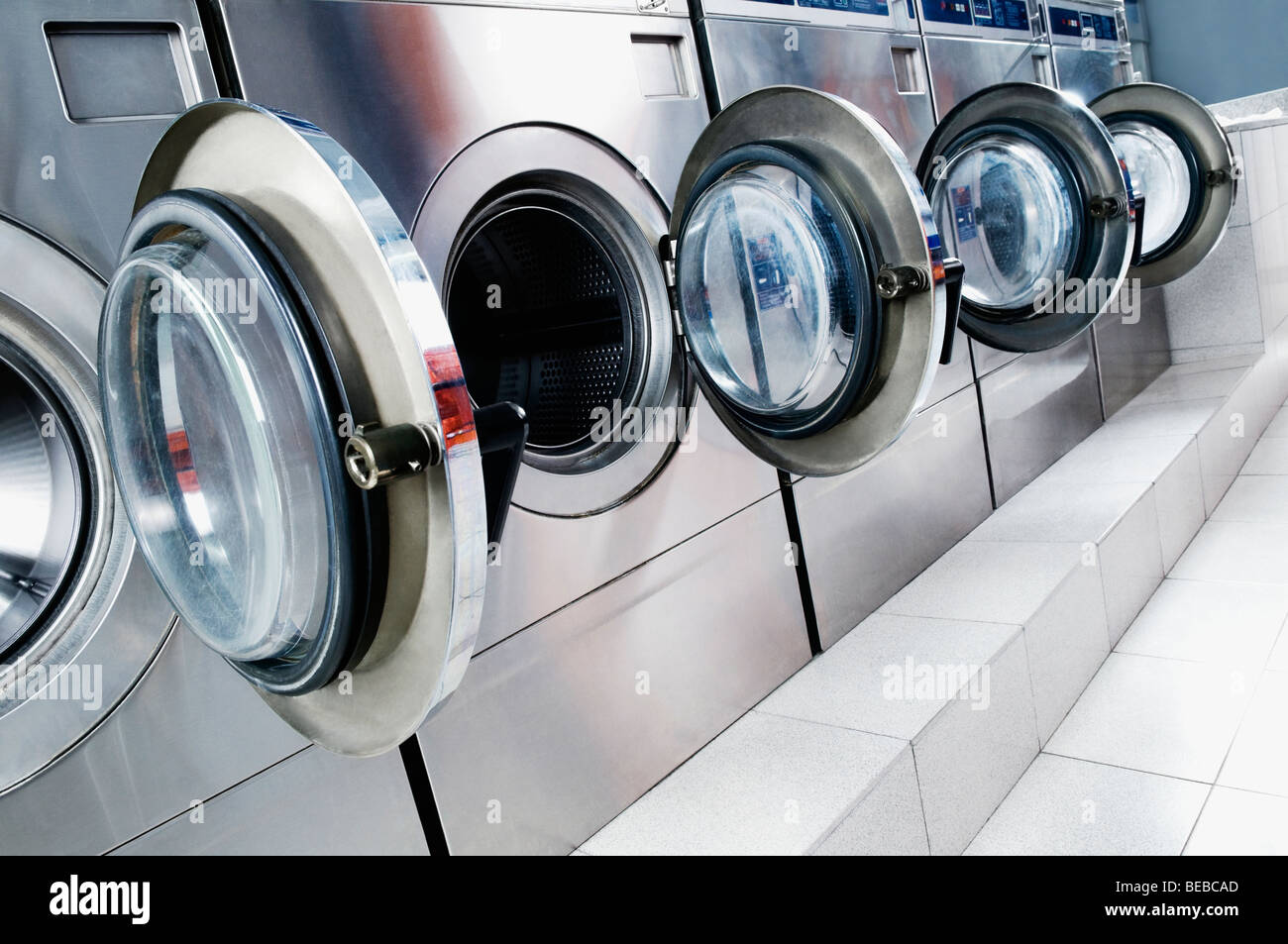 Laundromat washing hi-res stock photography and images - Alamy