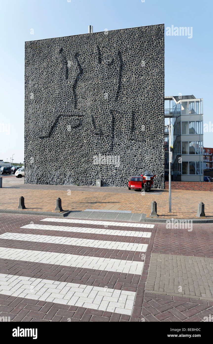 Pedestrian crossing leading to an apartment building, windowless wall ...