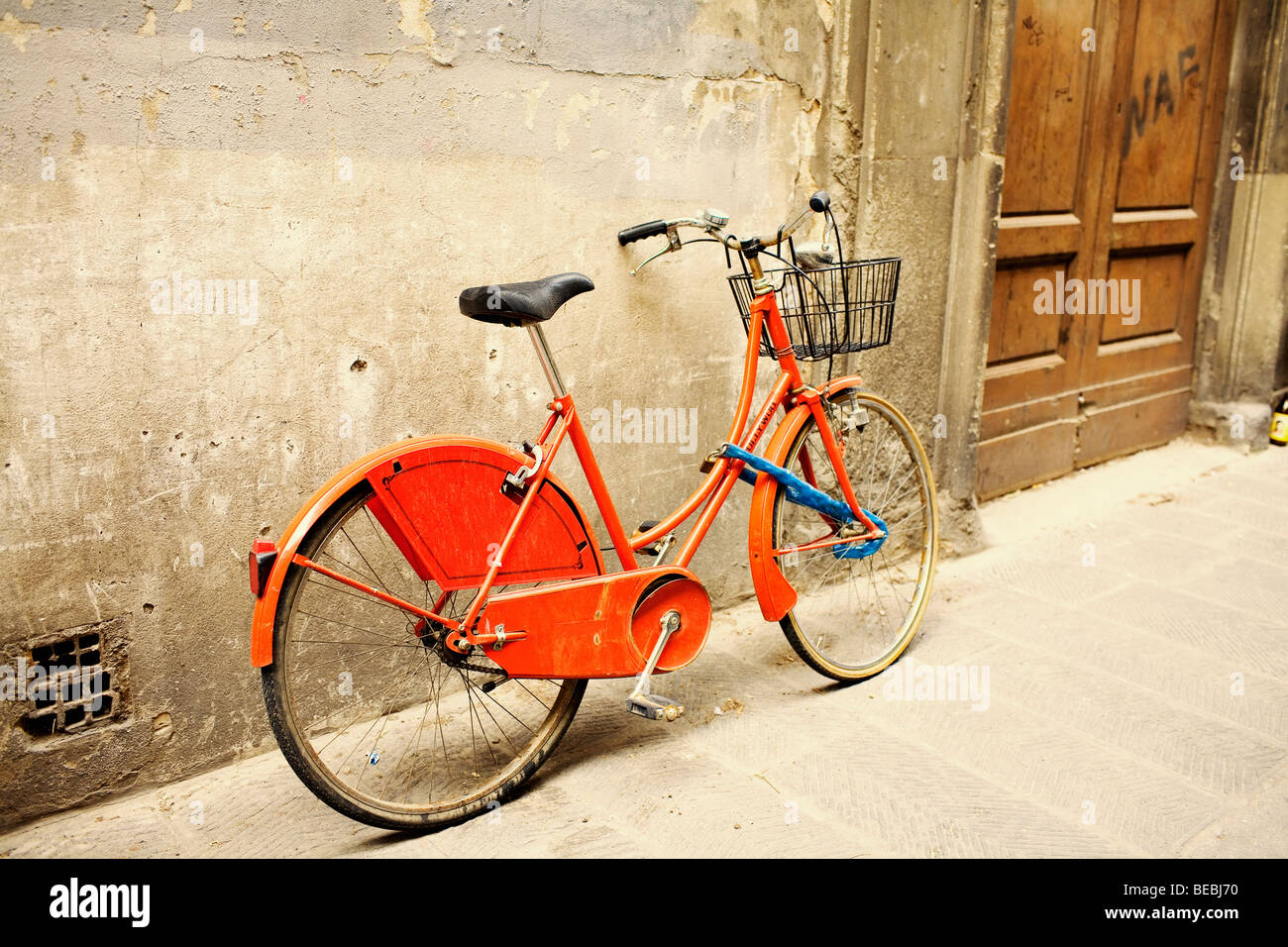 Bicycle leaning against a wall Stock Photo - Alamy