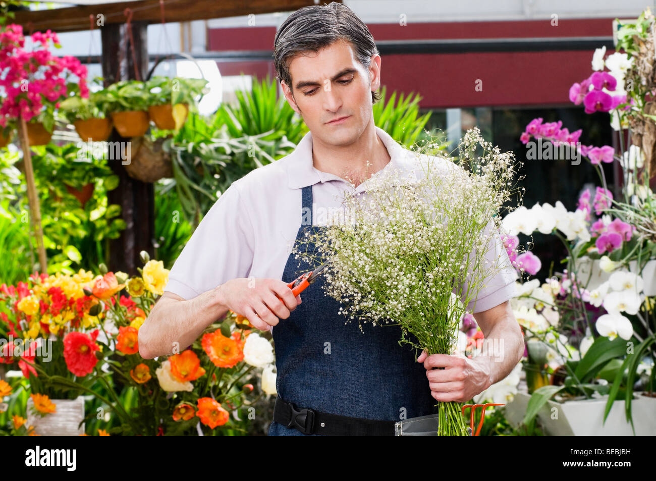 Florist making a bouquet of flowers Stock Photo - Alamy