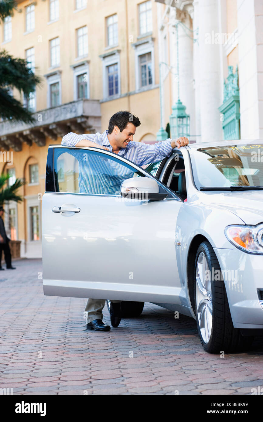 Man leaning against car, 30 years hi-res stock photography and images ...