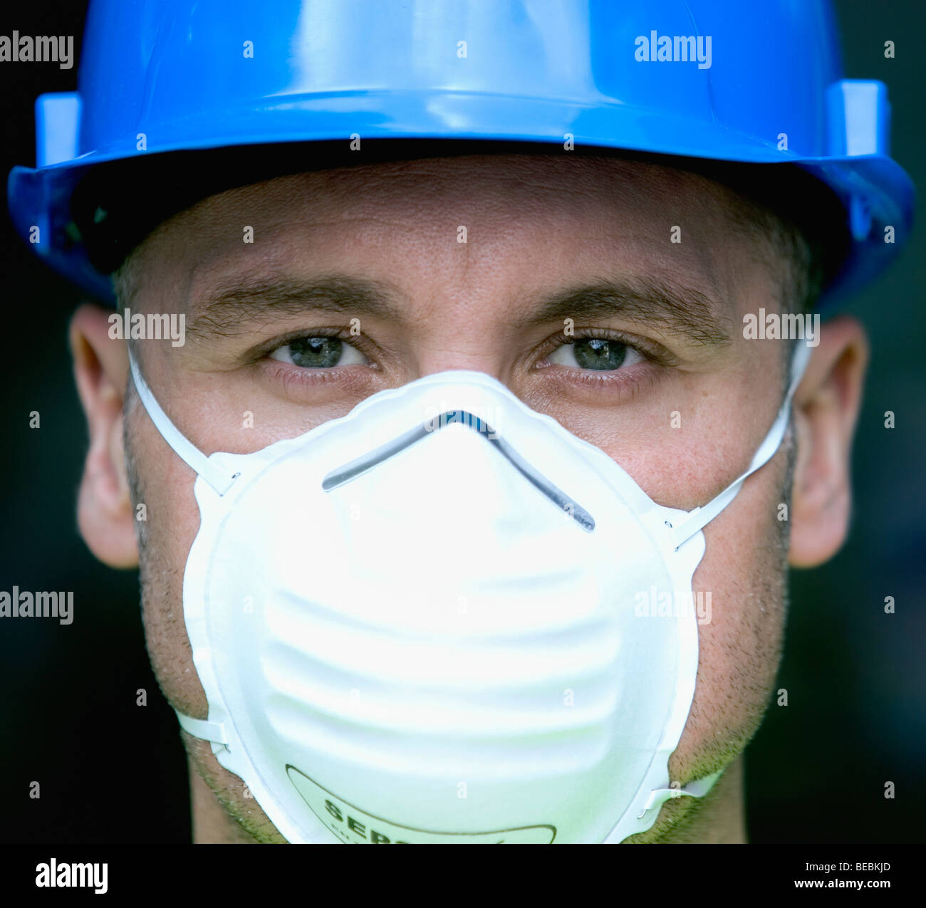 Portrait of a builder with hard hat and mask Stock Photo - Alamy