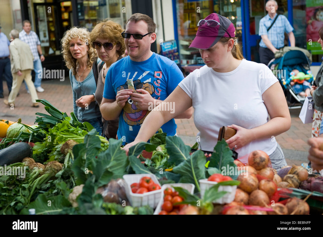 People selecting vegetables on street stall UK Stock Photo - Alamy