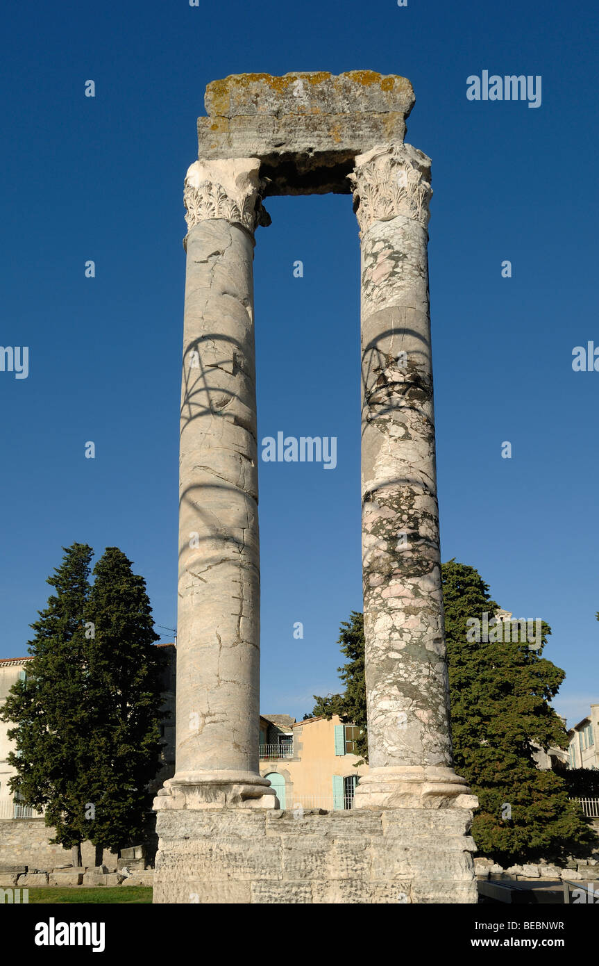 Theatre columns hi-res stock photography and images - Alamy