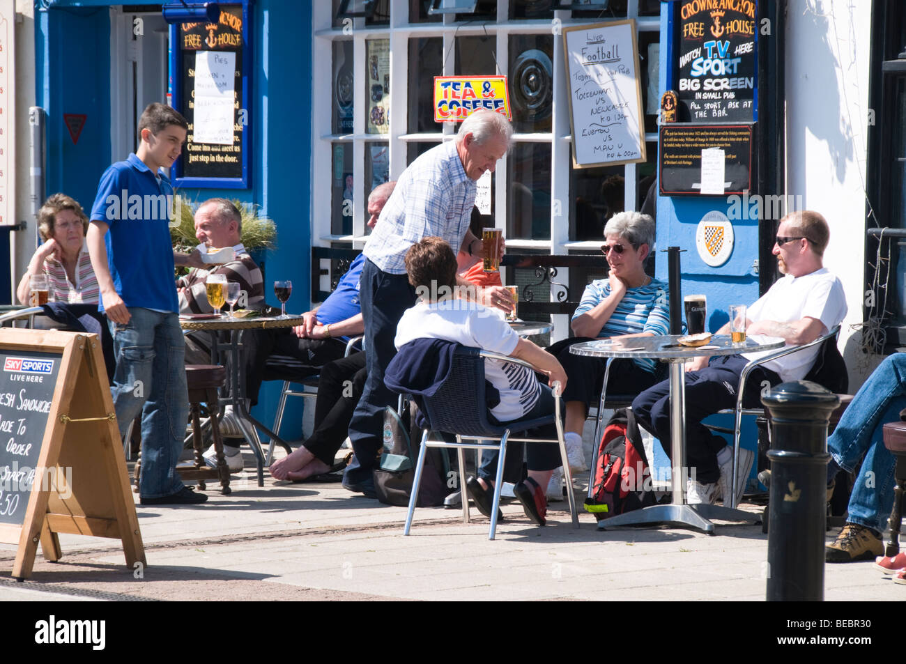 Outside pub hi-res stock photography and images - Alamy
