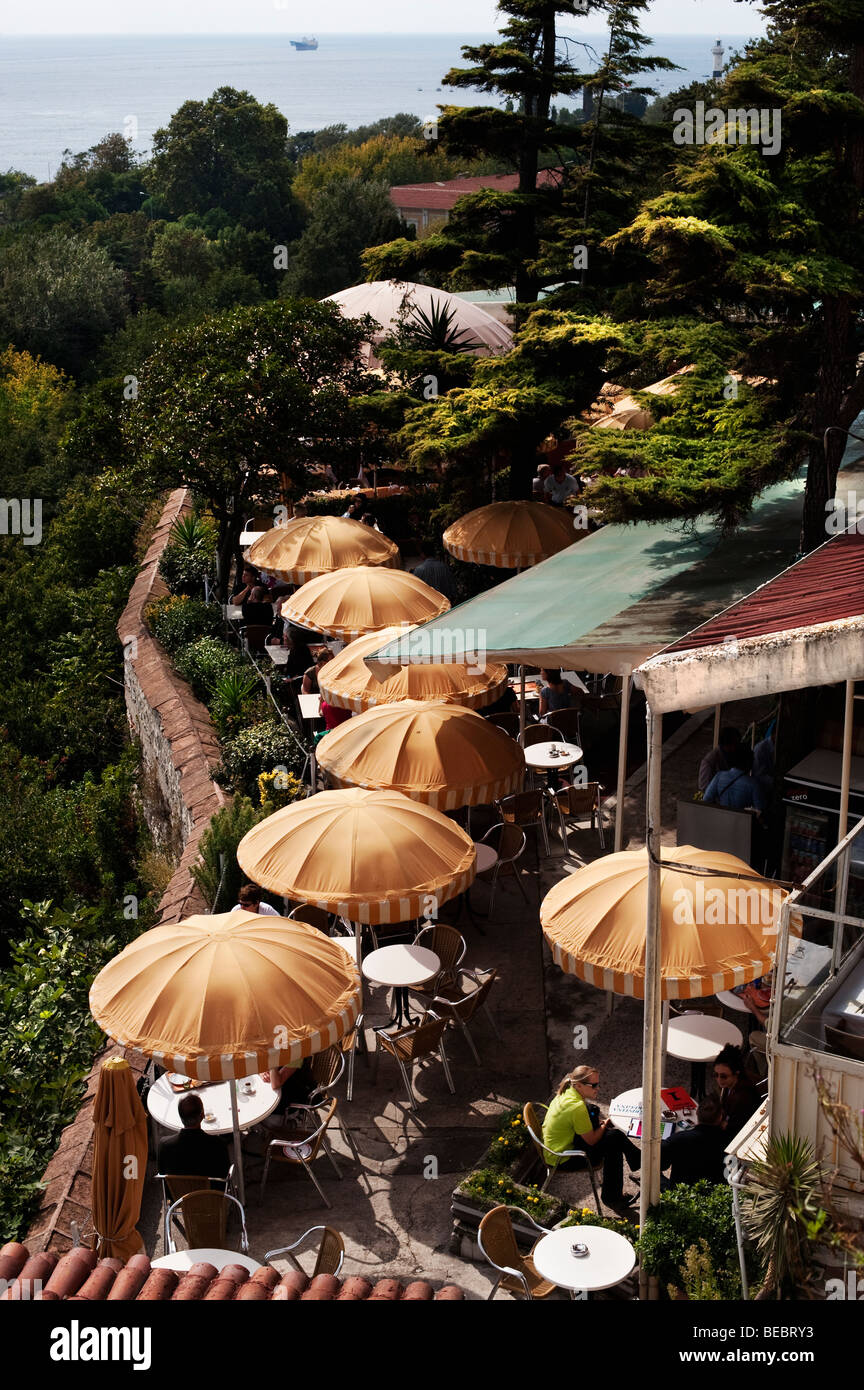 Cafe on terrace at Topkapi Palace Stock Photo - Alamy