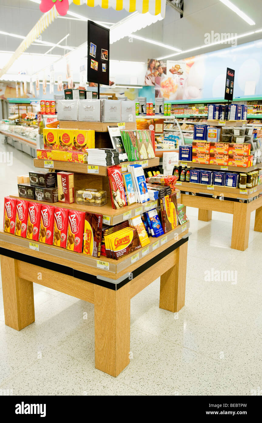Packed food in a supermarket Stock Photo - Alamy