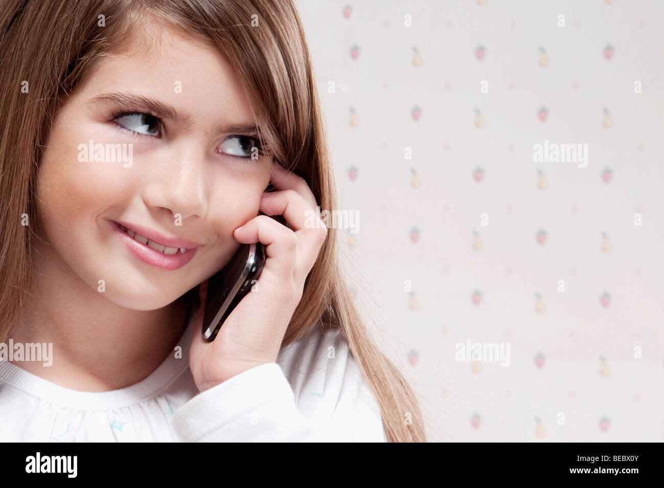 Tween girl on mobile hi-res stock photography and images - Alamy