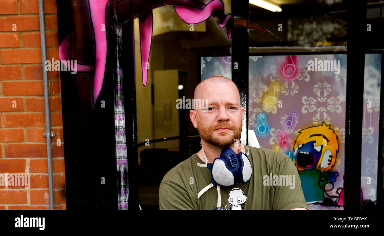 Tom Lewis street artist. Photo by Gordon Scammell Stock Photo - Alamy