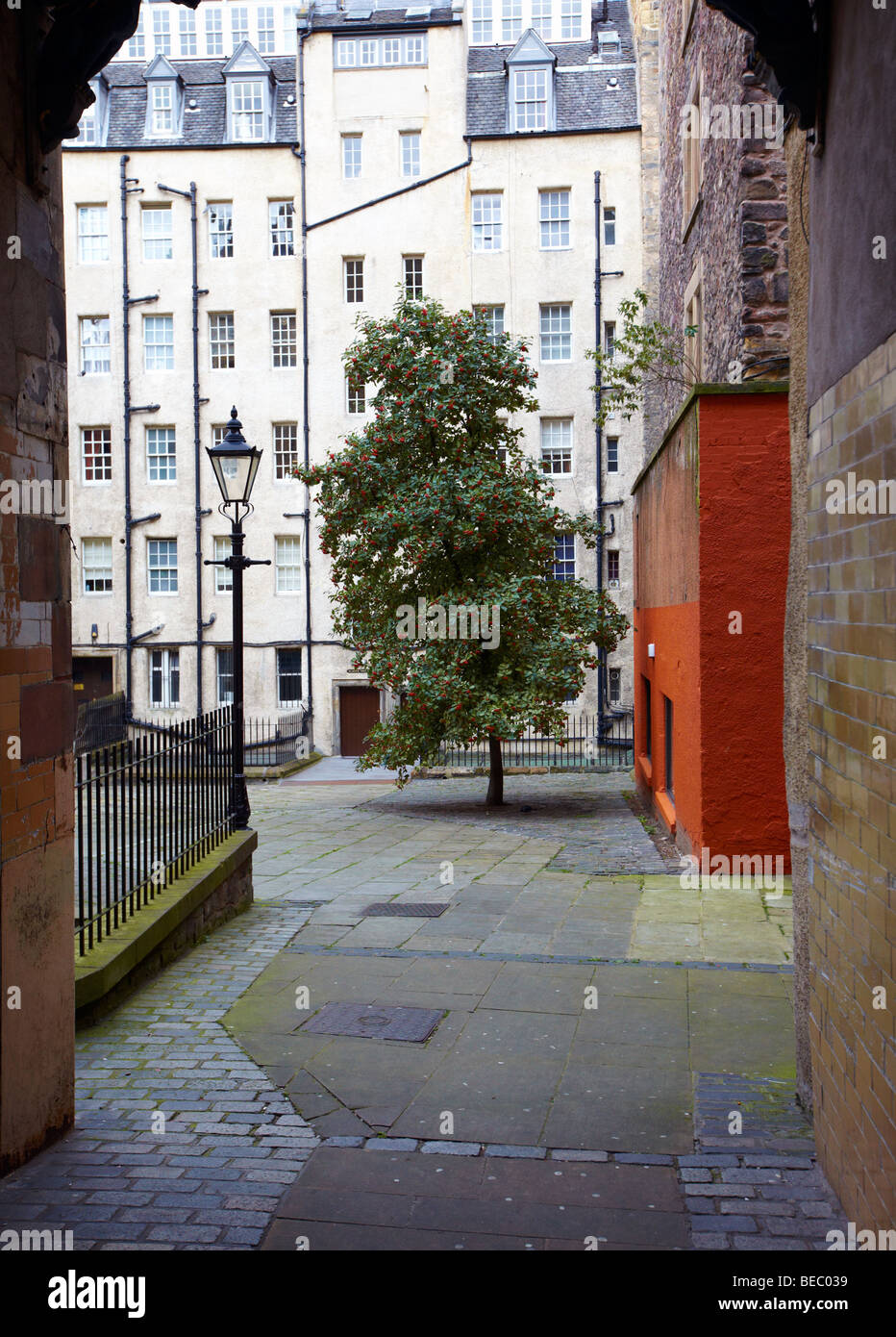 Traditional edinburgh tenement hi-res stock photography and images - Alamy