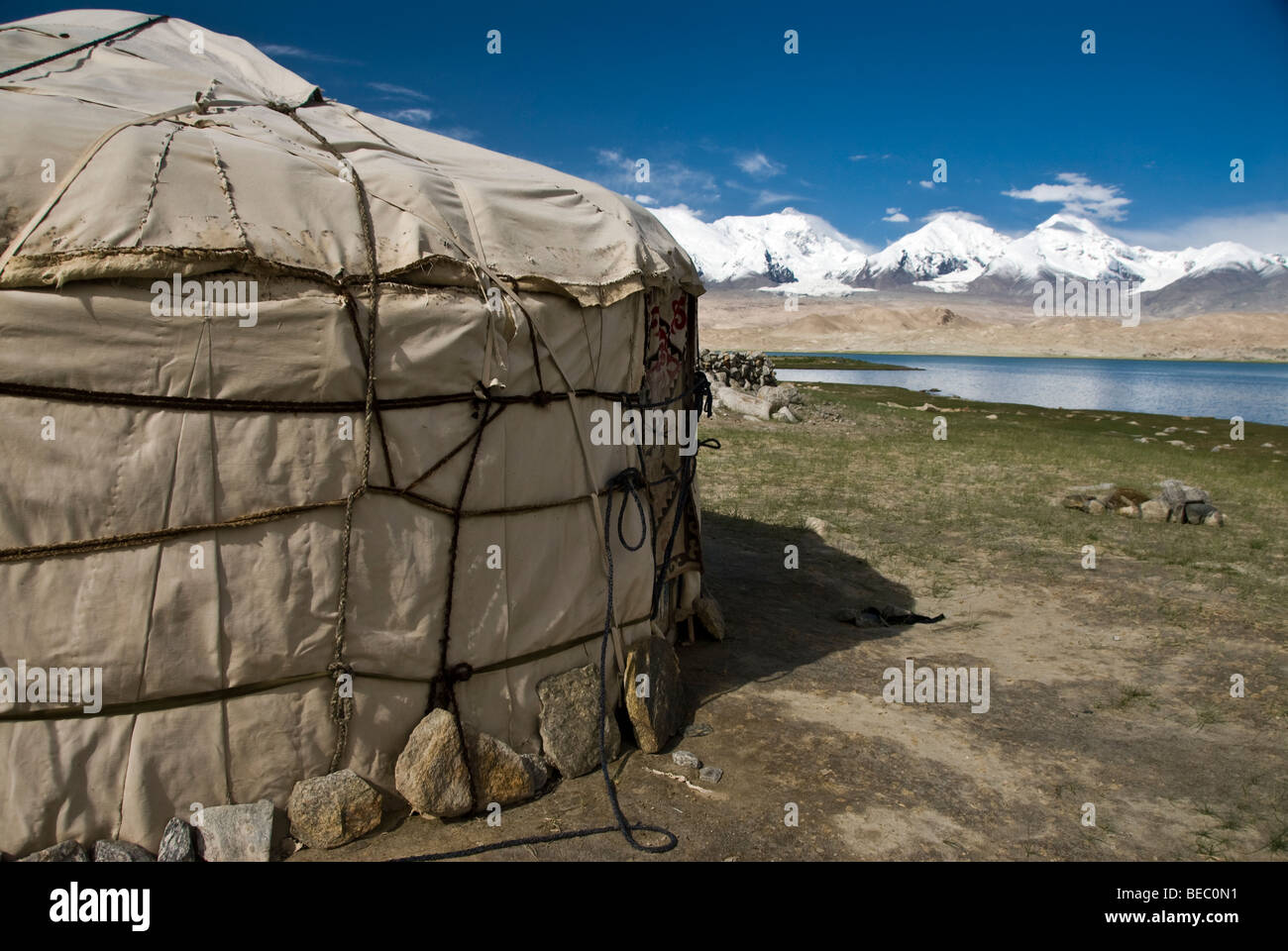Yurts lake nomads altitude hi-res stock photography and images - Alamy