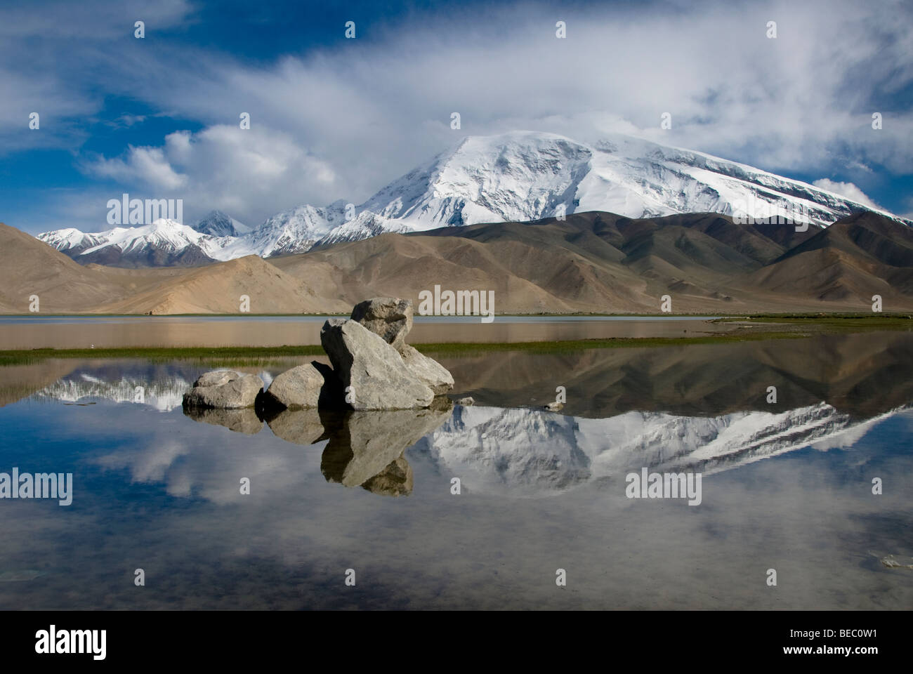 View of the Muztagh Ata in the Karakoram Mountain Range, Xinjiang ...