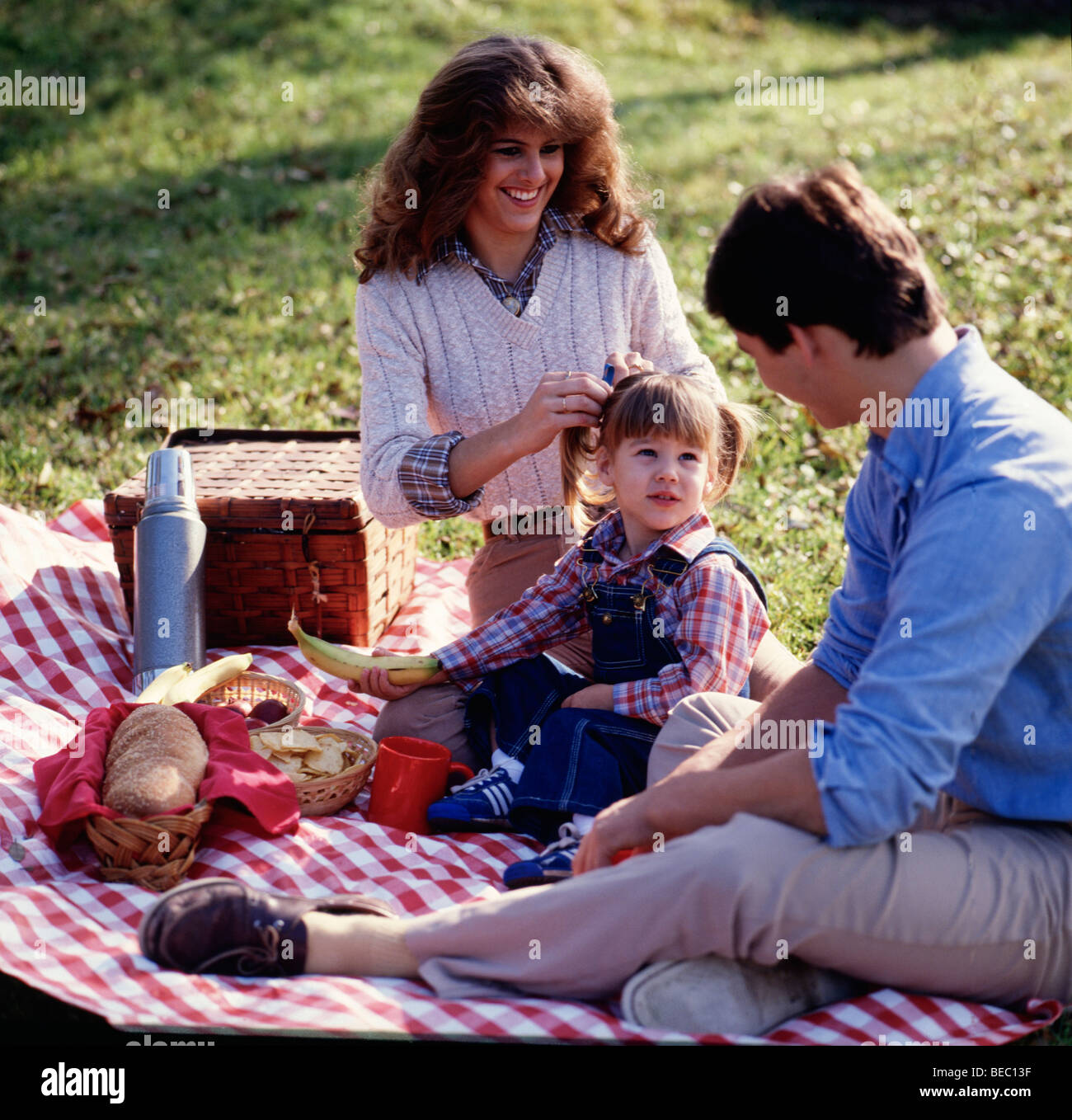 Retro family picnic hi-res stock photography and images - Alamy