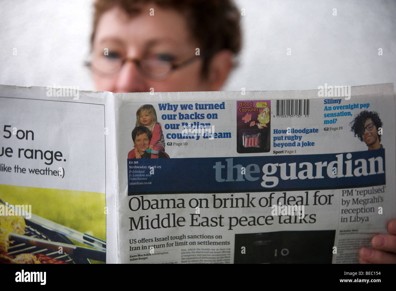 Reading broadsheet newspaper uk hi-res stock photography and images - Alamy