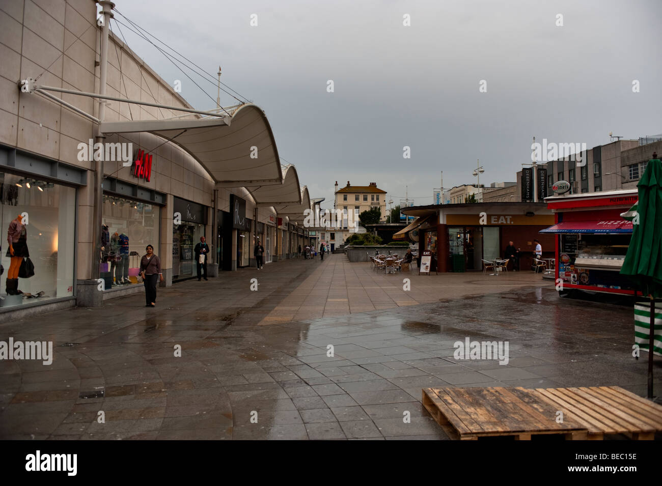 Shopping in the rain hi-res stock photography and images - Alamy