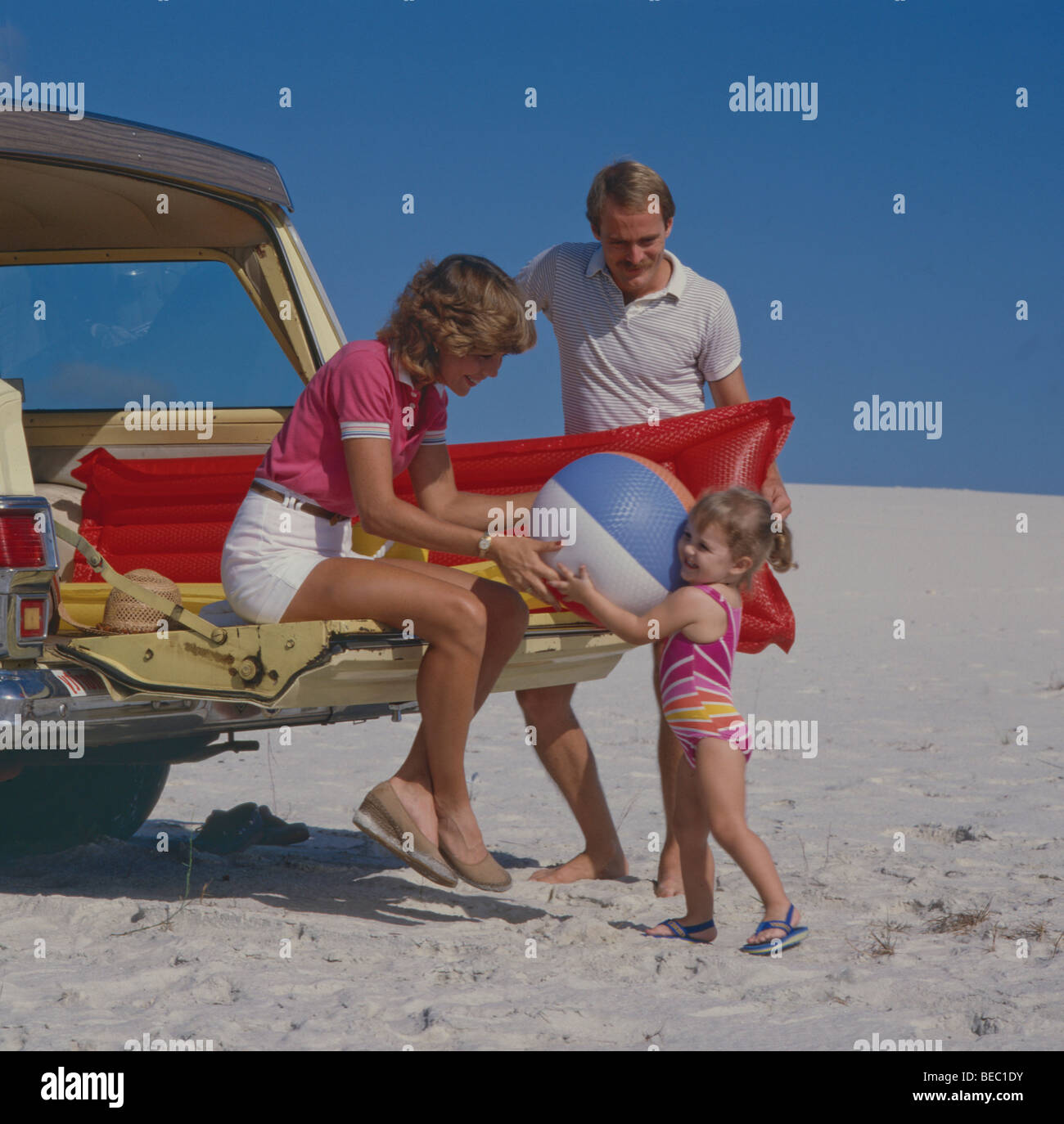 Retro family beach hi-res stock photography and images - Alamy