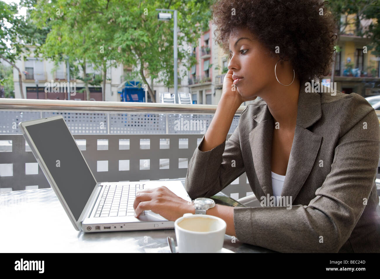 African-American business woman using a computer Stock Photo - Alamy
