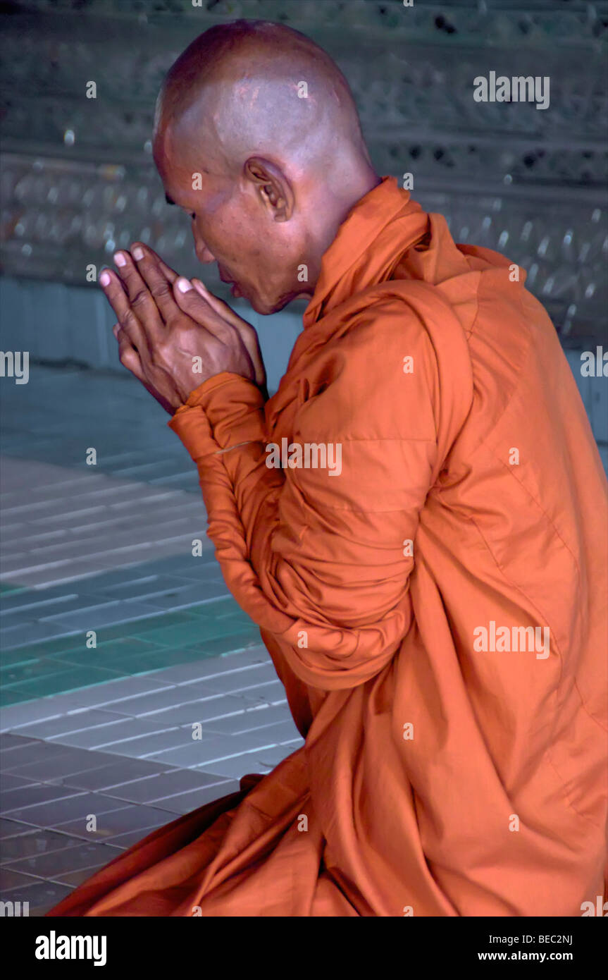 A Burmese buddhist monk worshipping in Myawaddy, Myanmar Stock Photo ...