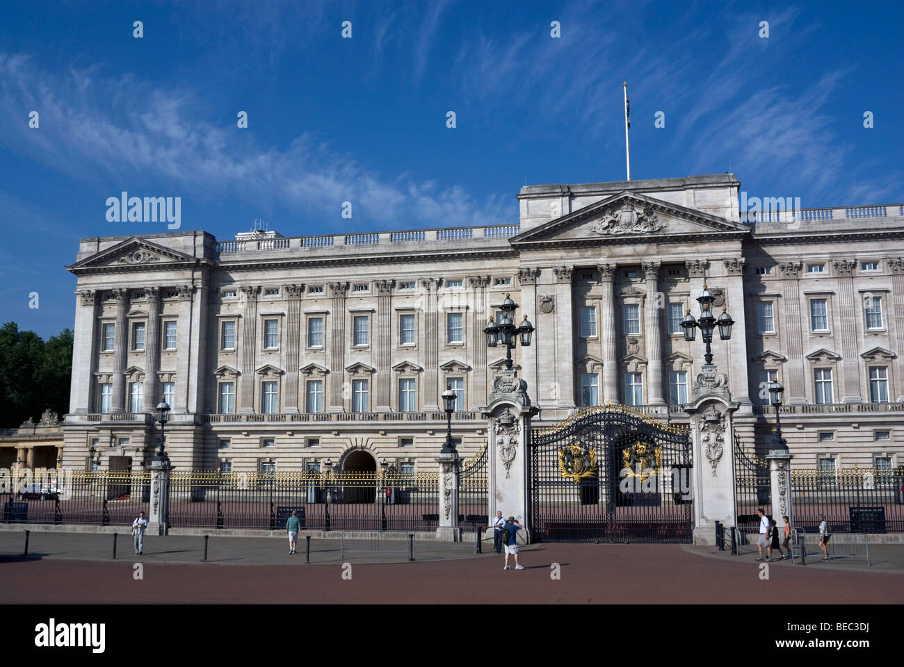 Buckingham Palace, London, on a fine summer's morning Stock Photo - Alamy