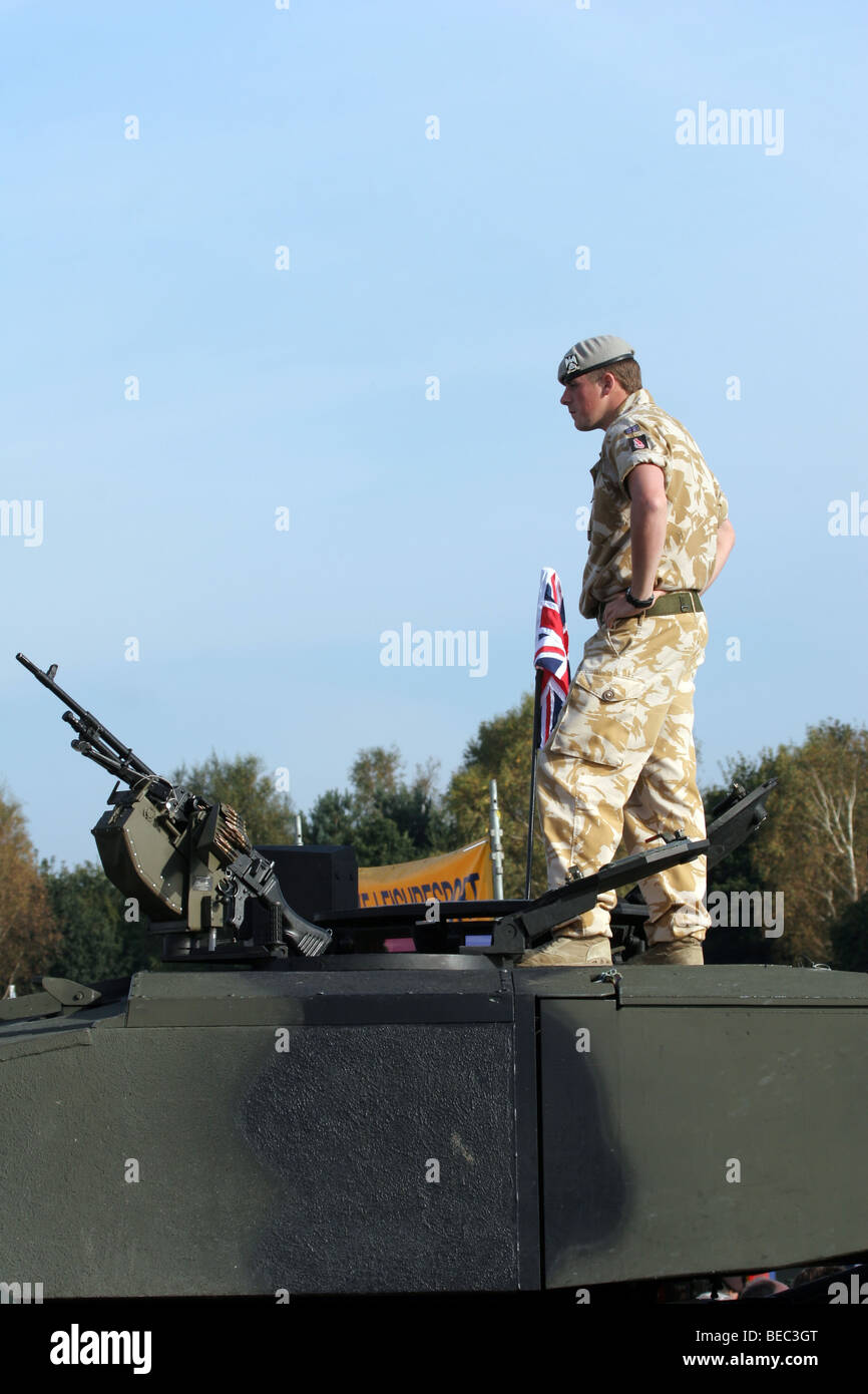 Soldier standing machine gun hi-res stock photography and images - Alamy