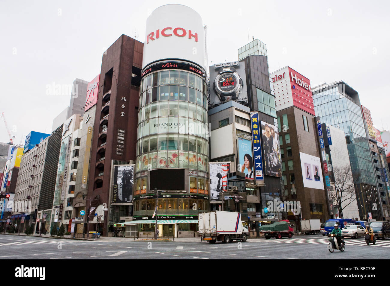 Busy street scene in Tokyo, Japan Stock Photo - Alamy