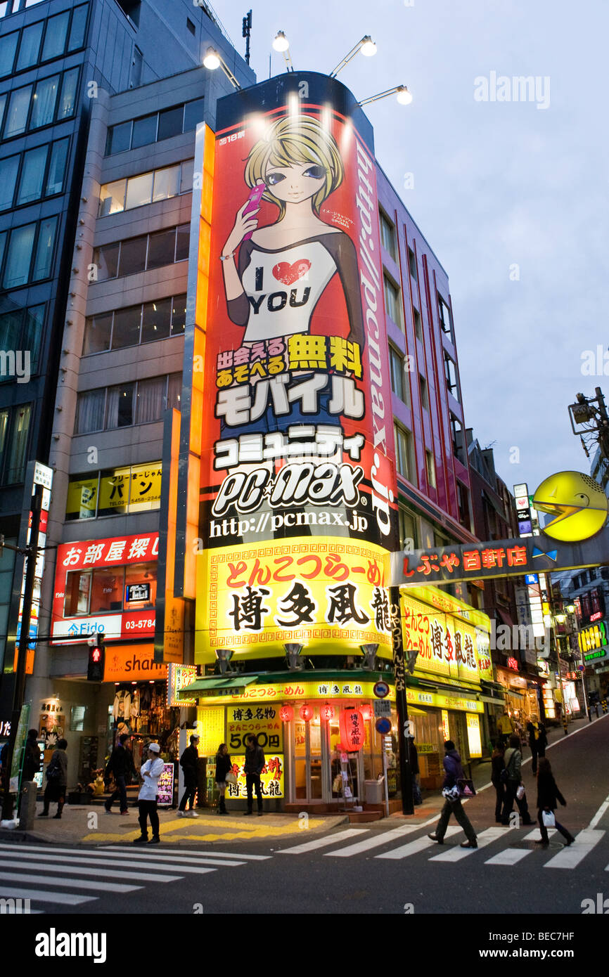 Busy street scene in Tokyo, Japan Stock Photo - Alamy