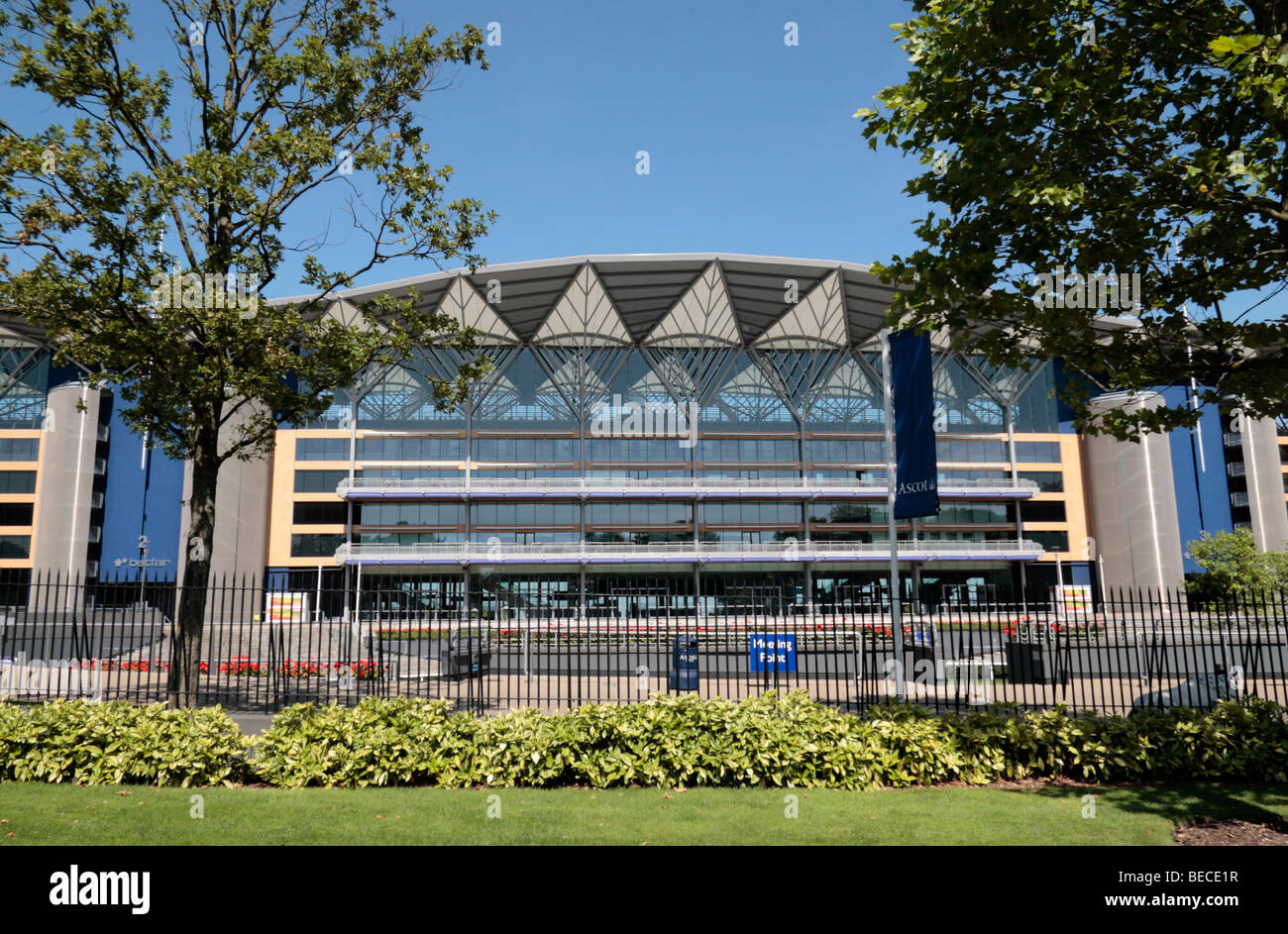 Outside ascot racecourse hi-res stock photography and images - Alamy