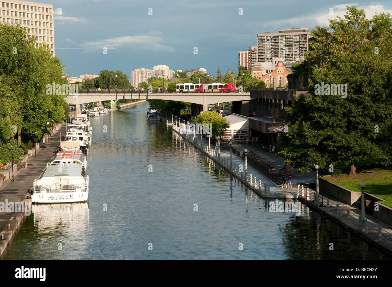 An OC Transpo bus crosses Mackenzie King bridge above the Rideau Canal ...