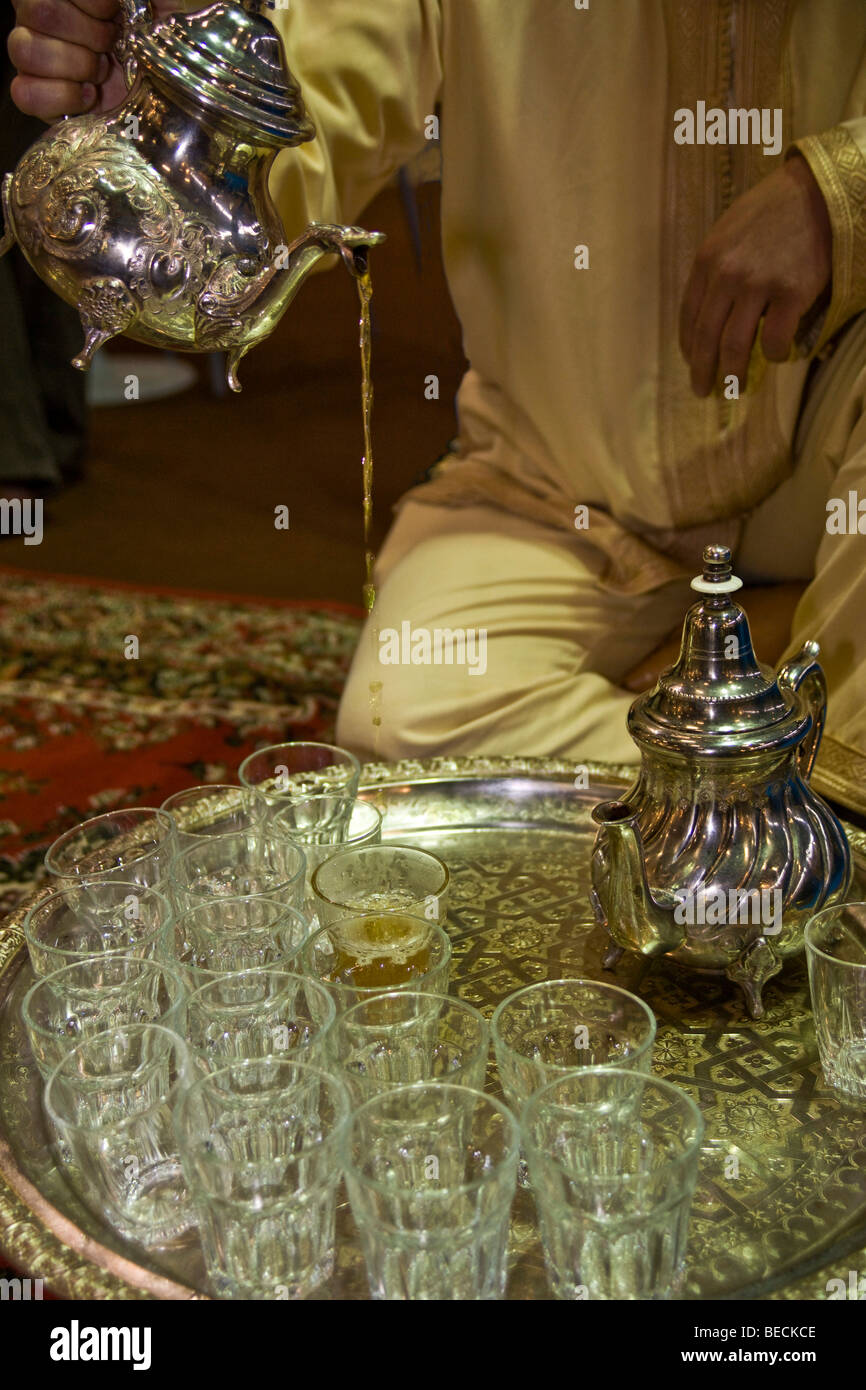 Serving tea arab hi-res stock photography and images - Alamy