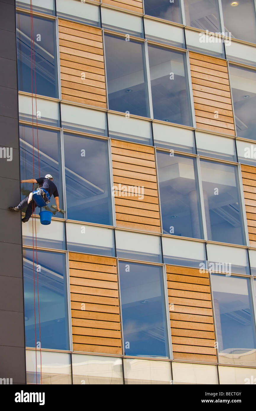 Rope access window cleaning hi-res stock photography and images - Alamy
