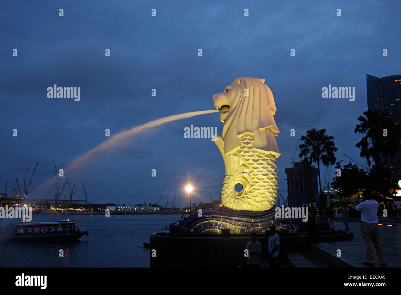 Famous landmarks singapore merlion hi-res stock photography and images ...