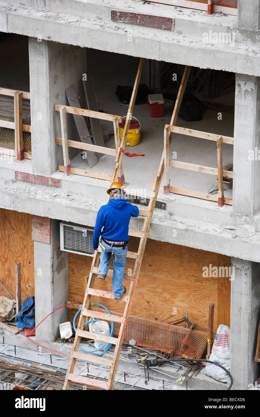 Construction worker high up hi-res stock photography and images - Alamy