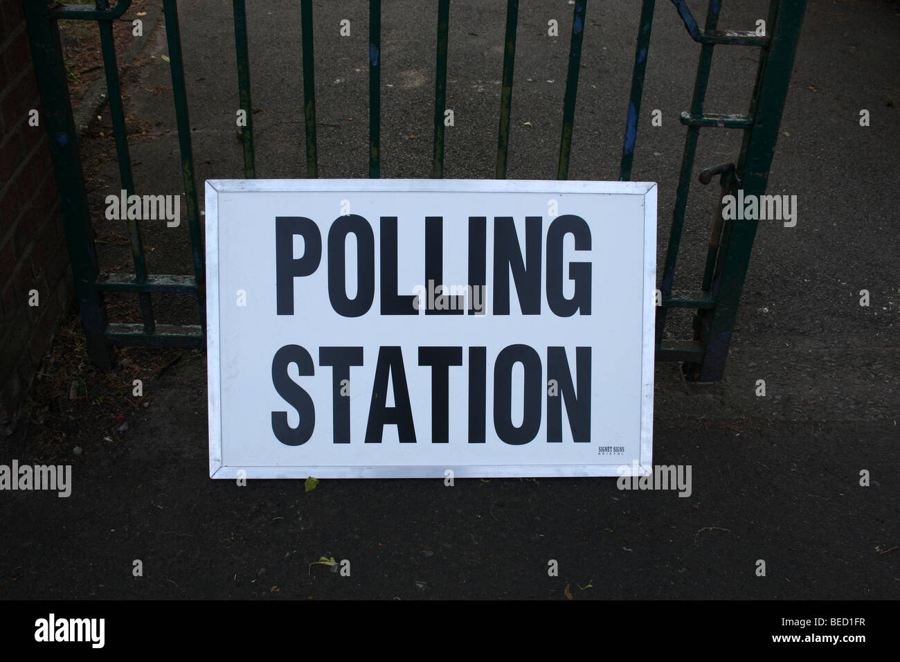 polling station sign outside UK school in middle England Stock Photo ...