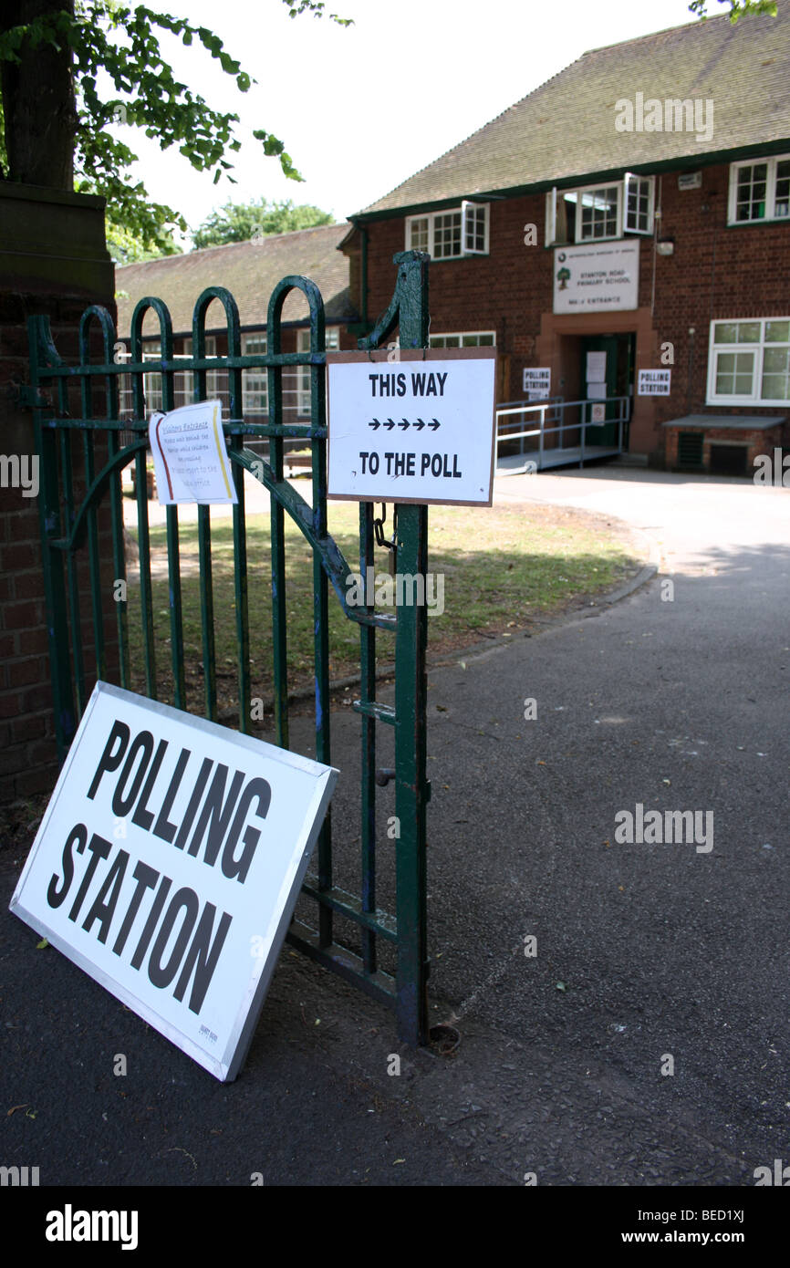 Polls station hi-res stock photography and images - Alamy