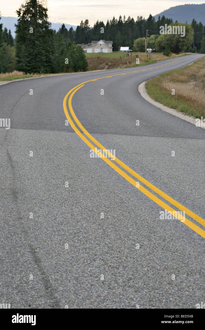 Country road farmhouse hi-res stock photography and images - Alamy