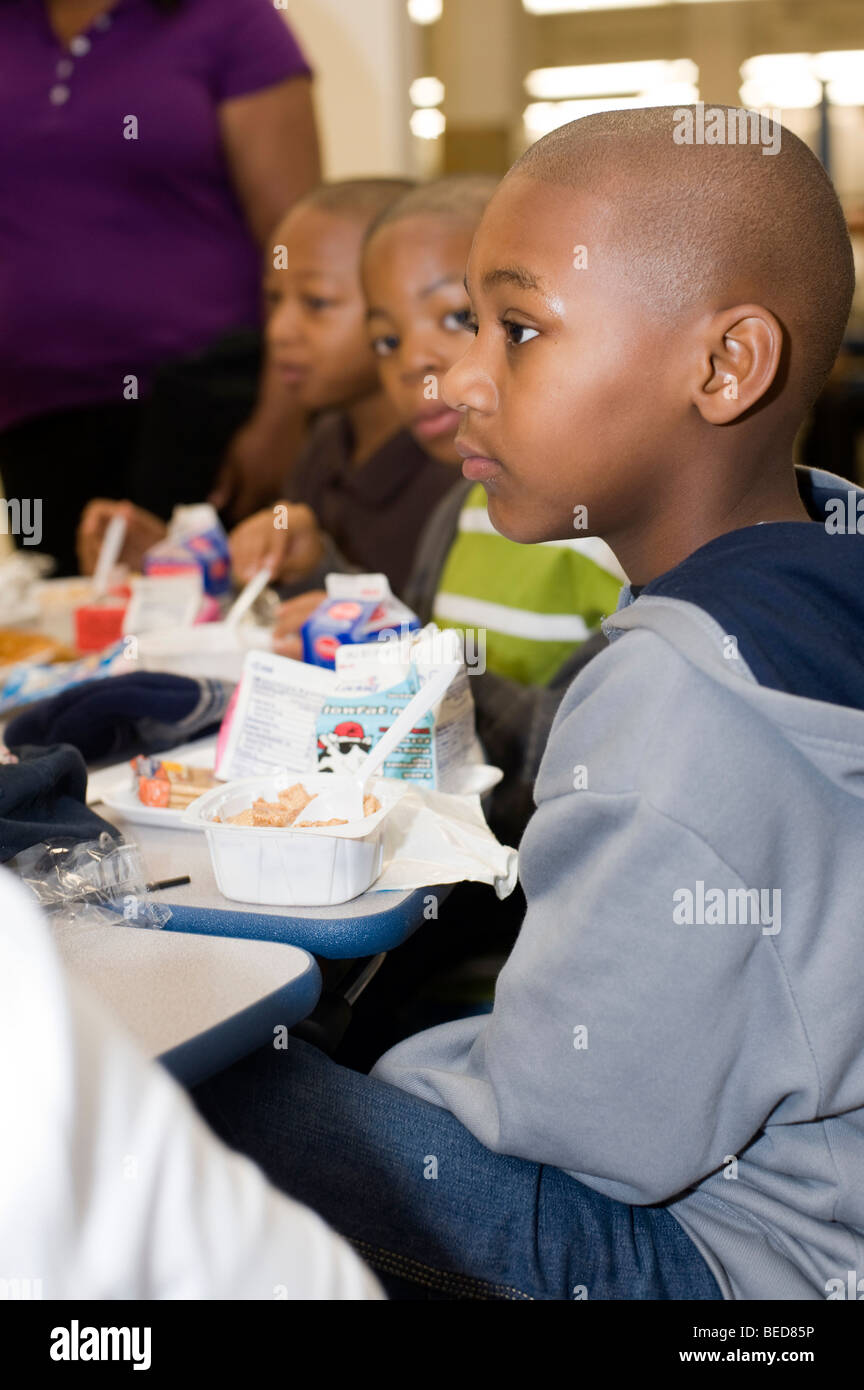 Elementary school students eating lunch hi-res stock photography and ...