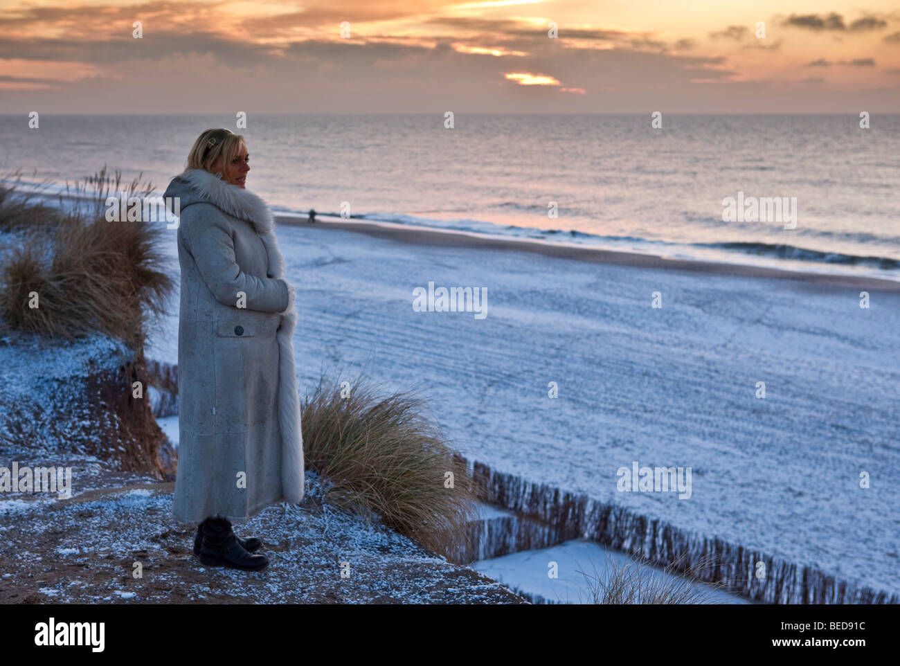 People standing watching sunset hi-res stock photography and images - Alamy