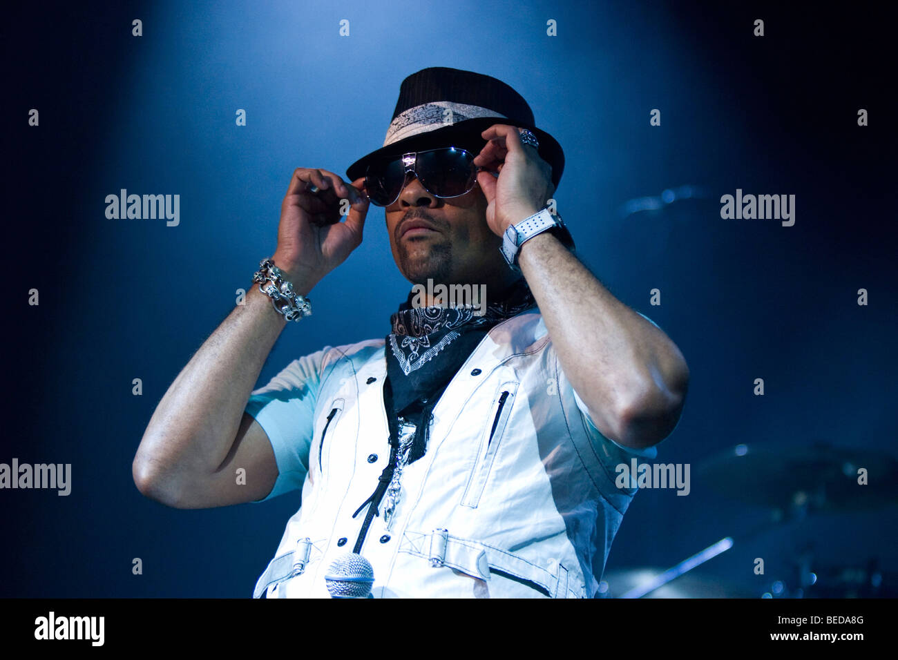 Shaggy Singer Wallpaper